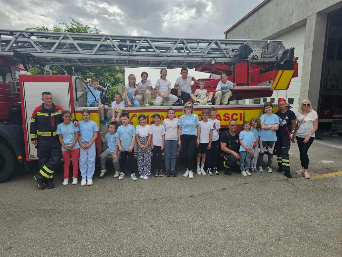 Zanimljiv dan u društvu vatrogasaca - Osnovna škola Novska